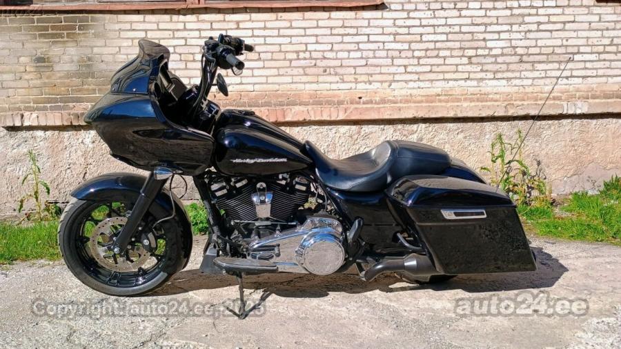 Melns Harley-Davidson Road Glide 2018 Tallina, ar dzinēja tilpumu 1.75 L un nobraukumu 30 tūkst. km par 17500 €, foto 1 vietnē AUTOMOTO.COM.LV