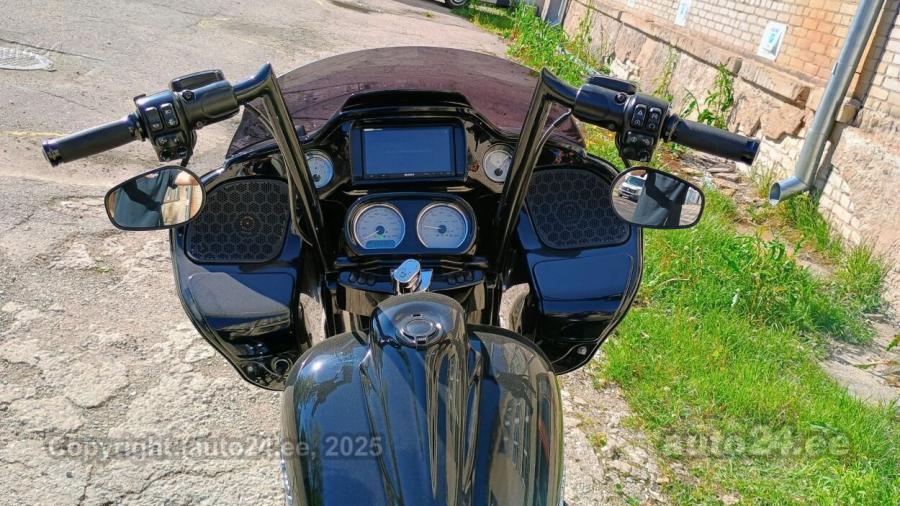 Melns Harley-Davidson Road Glide 2018 Tallina, ar dzinēja tilpumu 1.75 L un nobraukumu 30 tūkst. km par 17500 €, foto 4 vietnē AUTOMOTO.COM.LV