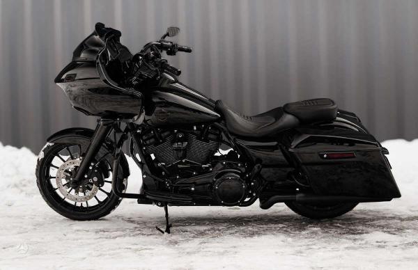 Black Harley-Davidson Road Glide 2018 in Kaunas, with an engine capacity of 1.75 L and mileage of 78 thousand km for 14741 €, photo 6 on AUTOMOTO.COM.LV