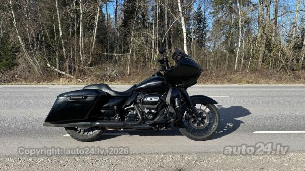 Melns Harley-Davidson Road Glide 2018 Pērnava, ar dzinēja tilpumu 1.87 L un nobraukumu 75 tūkst. km par 15000 €, foto 2 vietnē AUTOMOTO.COM.LV