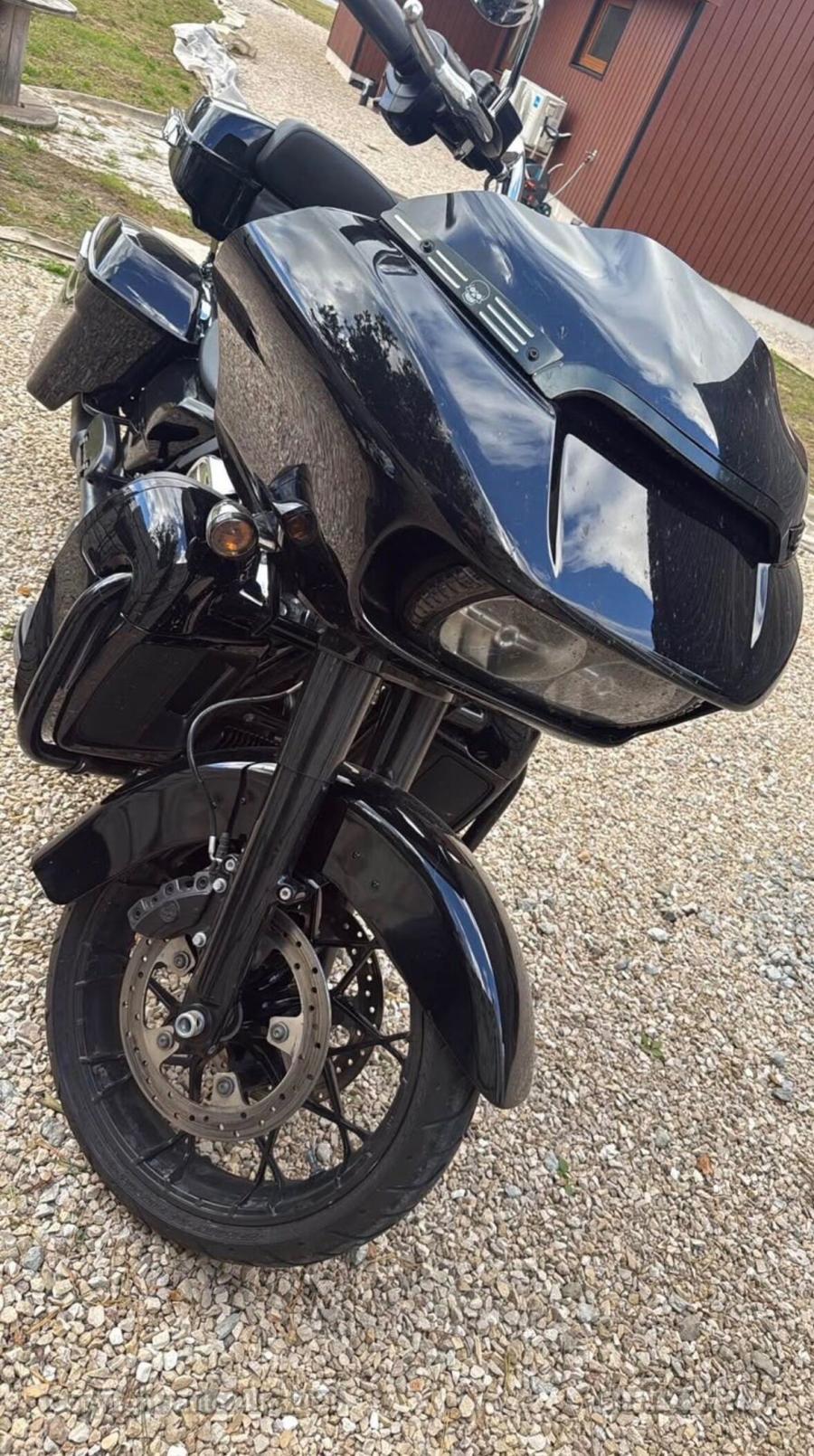 Black Harley-Davidson Road Glide 2018 in Tartu, with an engine capacity of 1.75 L and mileage of 23 thousand km for 12900 €, photo 1 on AUTOMOTO.COM.LV