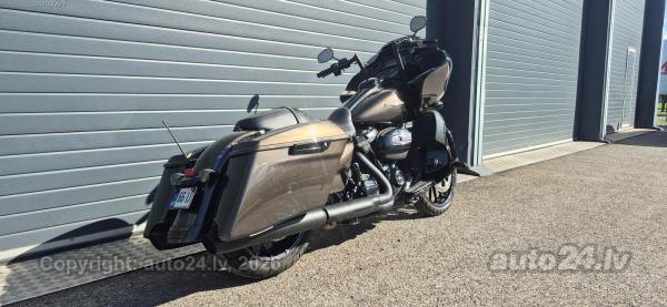 Harley-Davidson Road Glide 2018 in Tallinn on AUTOMOTO.COM.LV Black Harley-Davidson Road Glide 2018 in Tallinn, with an engine capacity of 1.75 L and mileage of 78 thousand km for 16000 €, photo 4 on AUTOMOTO.COM.LV