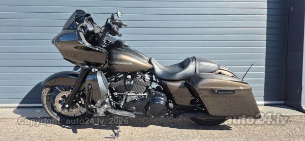 Harley-Davidson Road Glide 2018 in Tallinn on AUTOMOTO.COM.LV Black Harley-Davidson Road Glide 2018 in Tallinn, with an engine capacity of 1.75 L and mileage of 78 thousand km for 16000 €, photo 5 on AUTOMOTO.COM.LV