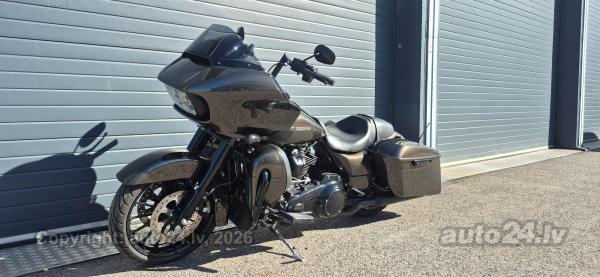 Harley-Davidson Road Glide 2018 in Tallinn on AUTOMOTO.COM.LV Black Harley-Davidson Road Glide 2018 in Tallinn, with an engine capacity of 1.75 L and mileage of 78 thousand km for 16000 €, photo 6 on AUTOMOTO.COM.LV