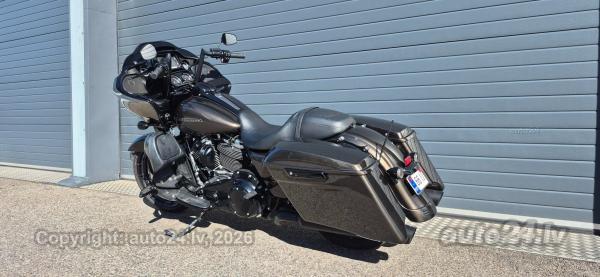 Harley-Davidson Road Glide 2018 in Tallinn on AUTOMOTO.COM.LV Black Harley-Davidson Road Glide 2018 in Tallinn, with an engine capacity of 1.75 L and mileage of 78 thousand km for 16000 €, photo 7 on AUTOMOTO.COM.LV