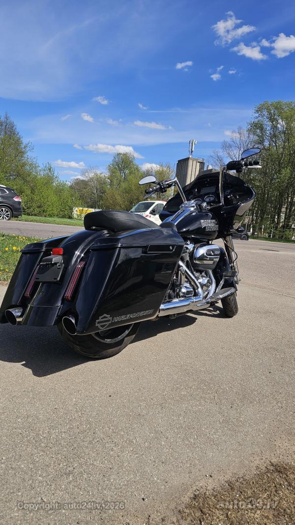 Black Harley-Davidson Road Glide 2020 in Riga, with an engine capacity of 1.75 L and mileage of 50 thousand km for 17500 €, photo 3 on AUTOMOTO.COM.LV