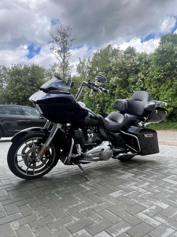 Harley-Davidson Road Glide 2020 in Vilnius on AUTOMOTO.COM.LV Black Harley-Davidson Road Glide 2020 in Vilnius, with an engine capacity of 1.75 L and mileage of 18 thousand km for 14200 €, photo 1 on AUTOMOTO.COM.LV