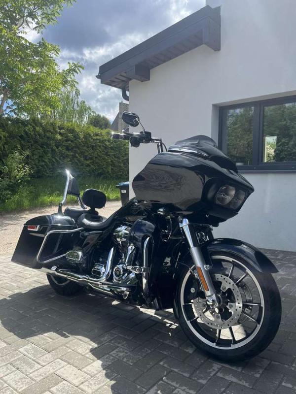 Harley-Davidson Road Glide 2020 in Vilnius on AUTOMOTO.COM.LV Black Harley-Davidson Road Glide 2020 in Vilnius, with an engine capacity of 1.75 L and mileage of 18 thousand km for 14200 €, photo 3 on AUTOMOTO.COM.LV