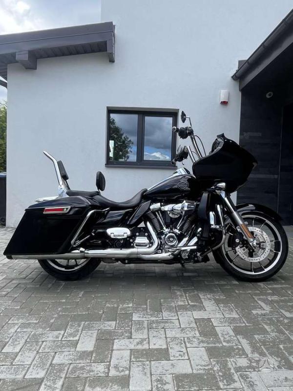 Harley-Davidson Road Glide 2020 in Vilnius on AUTOMOTO.COM.LV Black Harley-Davidson Road Glide 2020 in Vilnius, with an engine capacity of 1.75 L and mileage of 18 thousand km for 14200 €, photo 5 on AUTOMOTO.COM.LV