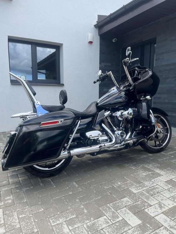 Harley-Davidson Road Glide 2020 in Vilnius on AUTOMOTO.COM.LV Black Harley-Davidson Road Glide 2020 in Vilnius, with an engine capacity of 1.75 L and mileage of 18 thousand km for 14200 €, photo 6 on AUTOMOTO.COM.LV