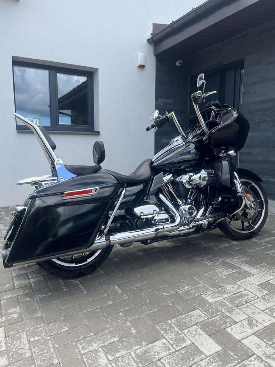 Melns Harley-Davidson Road Glide 2020 Viļņa, ar dzinēja tilpumu 1.75 L un nobraukumu 18 tūkst. km par 14200 €, foto 6 vietnē AUTOMOTO.COM.LV