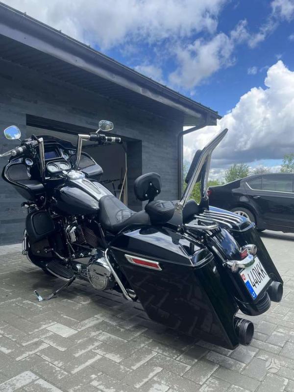 Harley-Davidson Road Glide 2020 in Vilnius on AUTOMOTO.COM.LV Black Harley-Davidson Road Glide 2020 in Vilnius, with an engine capacity of 1.75 L and mileage of 18 thousand km for 14200 €, photo 7 on AUTOMOTO.COM.LV