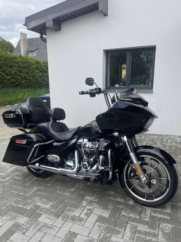 Harley-Davidson Road Glide 2020 in Vilnius on AUTOMOTO.COM.LV Black Harley-Davidson Road Glide 2020 in Vilnius, with an engine capacity of 1.75 L and mileage of 18 thousand km for 14200 €, photo 8 on AUTOMOTO.COM.LV