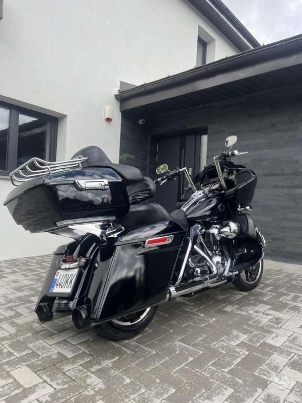 Harley-Davidson Road Glide 2020 in Vilnius on AUTOMOTO.COM.LV Black Harley-Davidson Road Glide 2020 in Vilnius, with an engine capacity of 1.75 L and mileage of 18 thousand km for 14200 €, photo 9 on AUTOMOTO.COM.LV