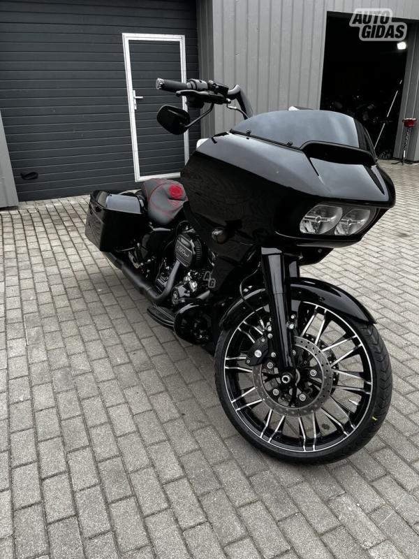 Melns Harley-Davidson Road Glide 2021 Skuodas, ar dzinēja tilpumu 1.87 L un nobraukumu 35 tūkst. km par 17000 €, foto 2 vietnē AUTOMOTO.COM.LV