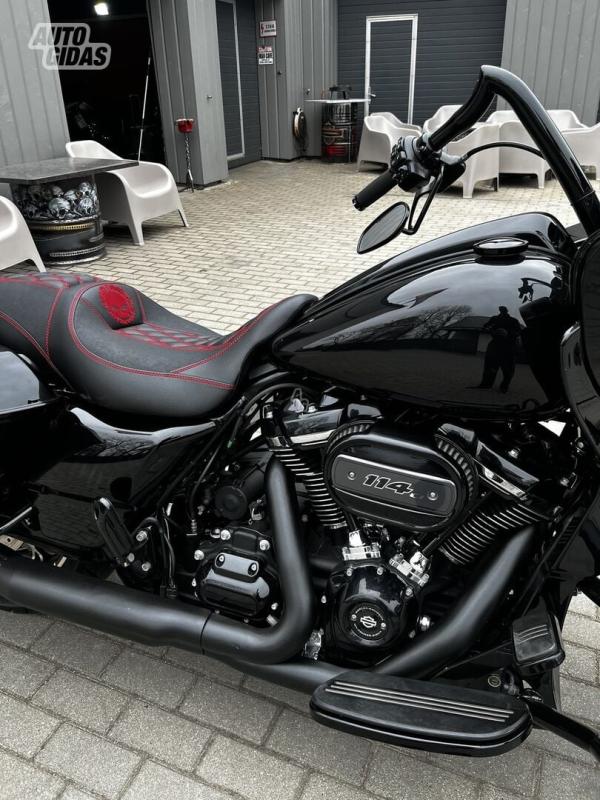 Melns Harley-Davidson Road Glide 2021 Skuodas, ar dzinēja tilpumu 1.87 L un nobraukumu 35 tūkst. km par 17000 €, foto 3 vietnē AUTOMOTO.COM.LV