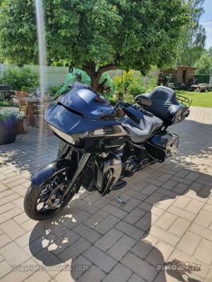 Melns Harley-Davidson Road Glide 2021 Tallina, ar dzinēja tilpumu 1.87 L un nobraukumu 22 tūkst. km par 27000 €, foto  vietnē AUTOMOTO.COM.LV
