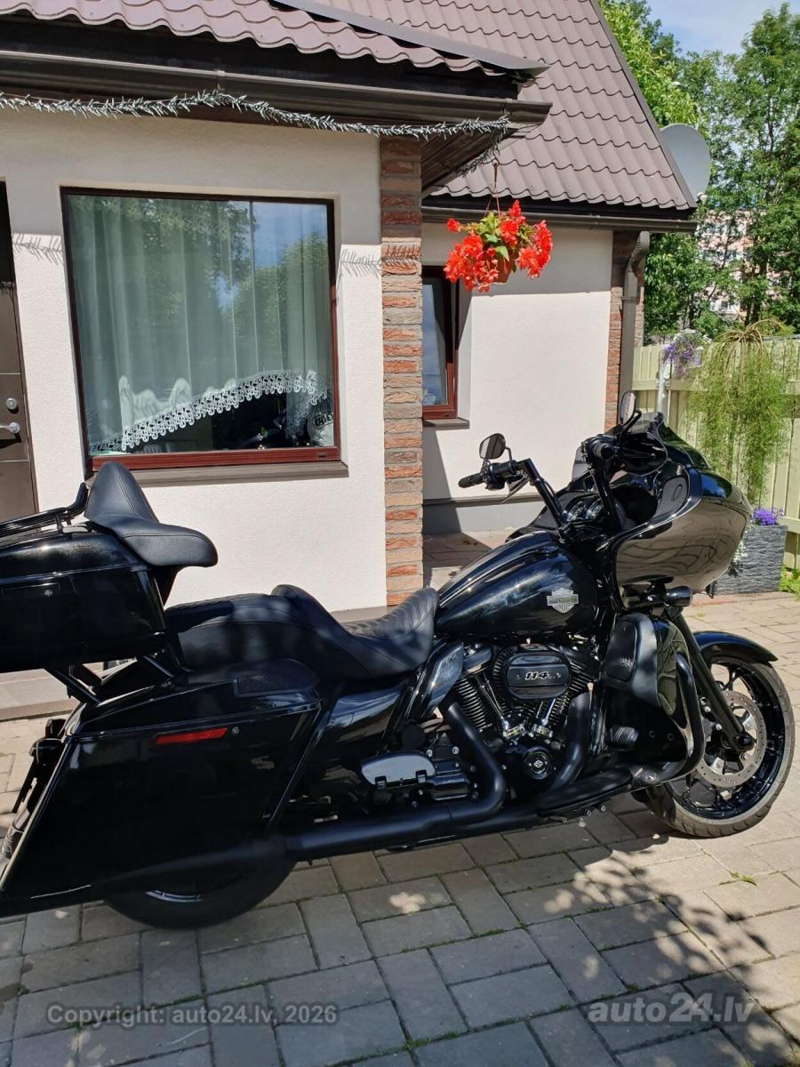 Melns Harley-Davidson Road Glide 2021 Tallina, ar dzinēja tilpumu 1.87 L un nobraukumu 22 tūkst. km par 27000 €, foto 5 vietnē AUTOMOTO.COM.LV