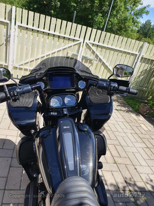 Black Harley-Davidson Road Glide 2021 in Tallinn, with an engine capacity of 1.87 L and mileage of 22 thousand km for 27000 €, photo 9 on AUTOMOTO.COM.LV