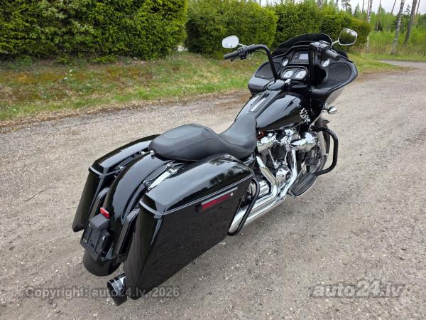 Black Harley-Davidson Road Glide 2022 in Tallinn, with an engine capacity of 1.75 L and mileage of 10 thousand km for 17999 €, photo 2 on AUTOMOTO.COM.LV