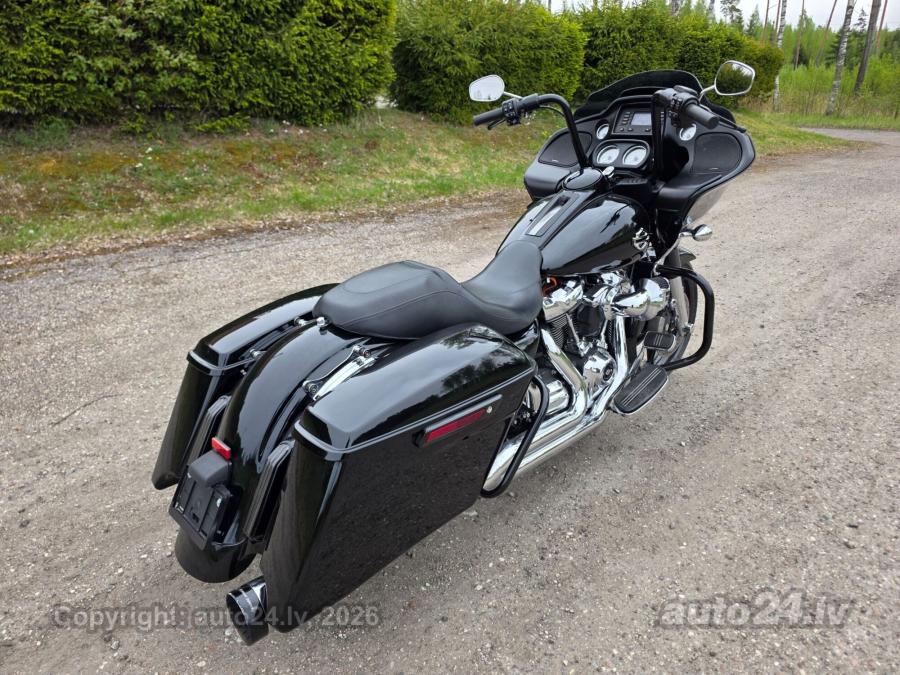 Black Harley-Davidson Road Glide 2022 in Tallinn, with an engine capacity of 1.75 L and mileage of 10 thousand km for 17999 €, photo 3 on AUTOMOTO.COM.LV