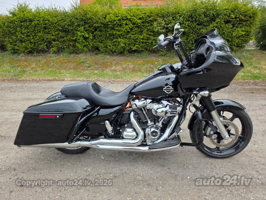 Black Harley-Davidson Road Glide 2022 in Tallinn, with an engine capacity of 1.75 L and mileage of 10 thousand km for 17999 €, photo 4 on AUTOMOTO.COM.LV