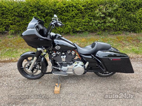 Black Harley-Davidson Road Glide 2022 in Tallinn, with an engine capacity of 1.75 L and mileage of 10 thousand km for 17999 €, photo 6 on AUTOMOTO.COM.LV