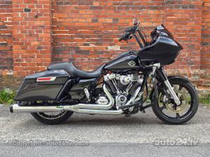 Melns Harley-Davidson Road Glide 2022 Pērnava, ar dzinēja tilpumu 1.75 L un nobraukumu 11 tūkst. km par 17000 €, foto  vietnē AUTOMOTO.COM.LV