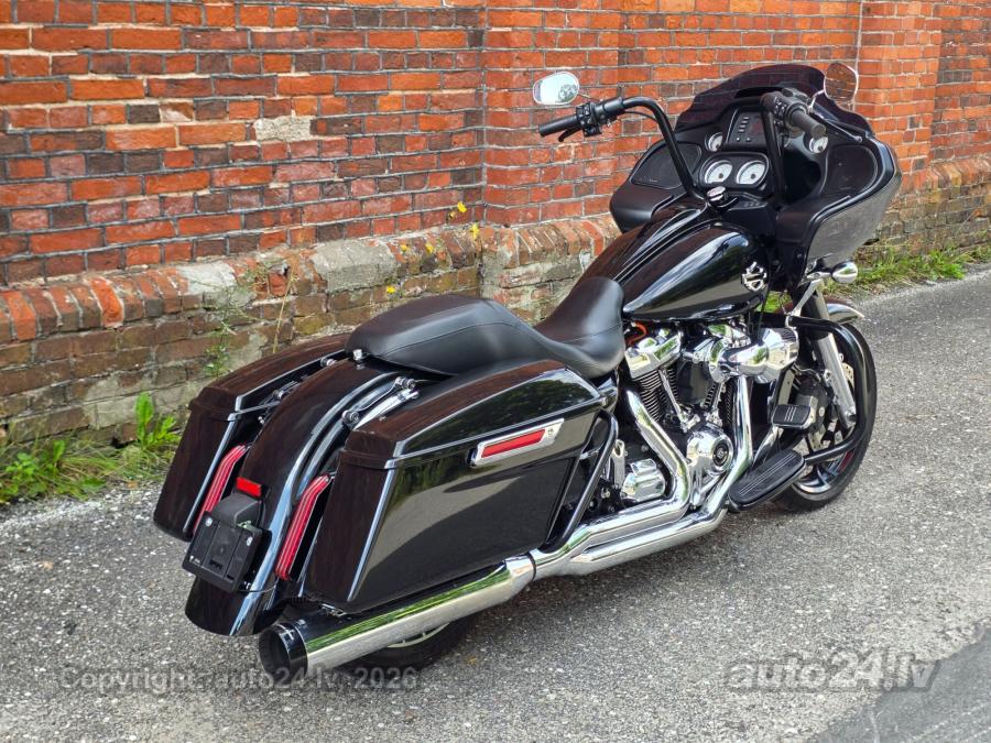 Melns Harley-Davidson Road Glide 2022 Pērnava, ar dzinēja tilpumu 1.75 L un nobraukumu 11 tūkst. km par 17000 €, foto 4 vietnē AUTOMOTO.COM.LV