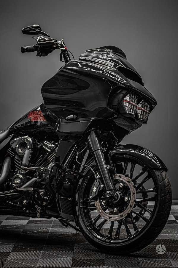 Harley-Davidson Road Glide 2023 in Kaunas on AUTOMOTO.COM.LV Black Harley-Davidson Road Glide 2023 in Kaunas, with an engine capacity of 2.15 L and mileage of 17 thousand km for 22900 €, photo 1 on AUTOMOTO.COM.LV