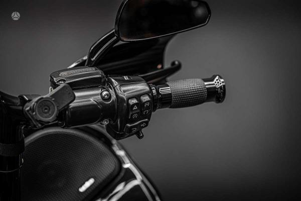 Harley-Davidson Road Glide 2023 in Kaunas on AUTOMOTO.COM.LV Black Harley-Davidson Road Glide 2023 in Kaunas, with an engine capacity of 2.15 L and mileage of 17 thousand km for 22900 €, photo 4 on AUTOMOTO.COM.LV