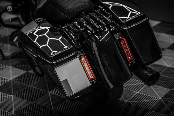 Harley-Davidson Road Glide 2023 in Kaunas on AUTOMOTO.COM.LV Black Harley-Davidson Road Glide 2023 in Kaunas, with an engine capacity of 2.15 L and mileage of 17 thousand km for 22900 €, photo 6 on AUTOMOTO.COM.LV