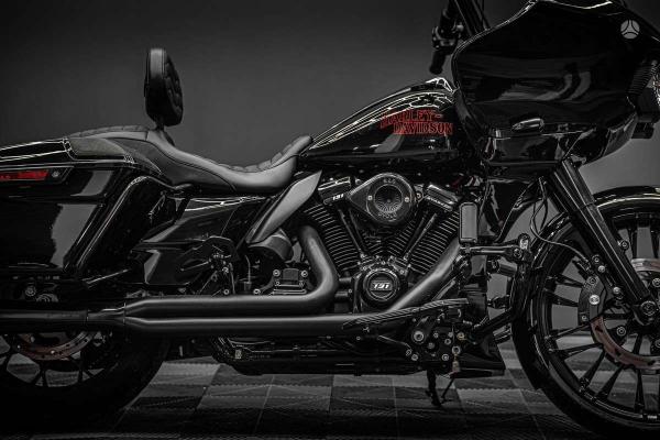 Harley-Davidson Road Glide 2023 in Kaunas on AUTOMOTO.COM.LV Black Harley-Davidson Road Glide 2023 in Kaunas, with an engine capacity of 2.15 L and mileage of 17 thousand km for 22900 €, photo 7 on AUTOMOTO.COM.LV
