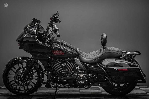 Harley-Davidson Road Glide 2023 in Kaunas on AUTOMOTO.COM.LV Black Harley-Davidson Road Glide 2023 in Kaunas, with an engine capacity of 2.15 L and mileage of 17 thousand km for 22900 €, photo 8 on AUTOMOTO.COM.LV