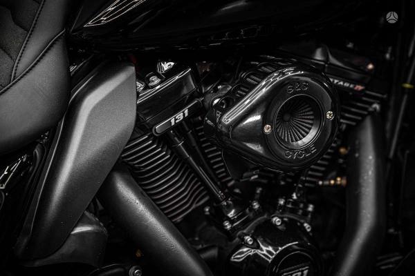Harley-Davidson Road Glide 2023 in Kaunas on AUTOMOTO.COM.LV Black Harley-Davidson Road Glide 2023 in Kaunas, with an engine capacity of 2.15 L and mileage of 17 thousand km for 22900 €, photo 10 on AUTOMOTO.COM.LV