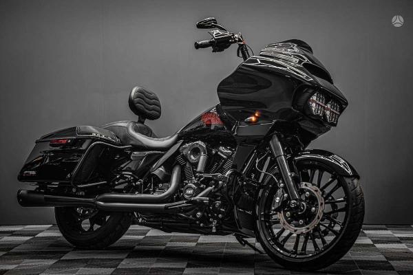 Harley-Davidson Road Glide 2023 in Kaunas on AUTOMOTO.COM.LV Black Harley-Davidson Road Glide 2023 in Kaunas, with an engine capacity of 2.15 L and mileage of 17 thousand km for 22900 €, photo 11 on AUTOMOTO.COM.LV