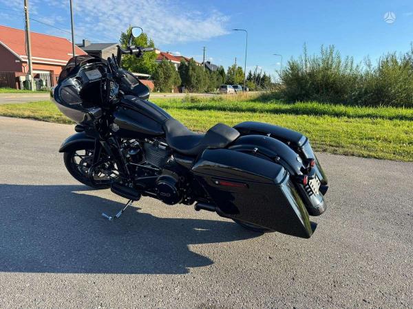 Black Harley-Davidson Road Glide 2023 in Kaunas, with an engine capacity of 1.87 L and mileage of 7 thousand km for 18000 €, photo 1 on AUTOMOTO.COM.LV