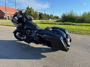 Black Harley-Davidson Road Glide 2023 in Kaunas, with an engine capacity of 1.87 L and mileage of 7 thousand km for 18000 €, photo 1 on AUTOMOTO.COM.LV