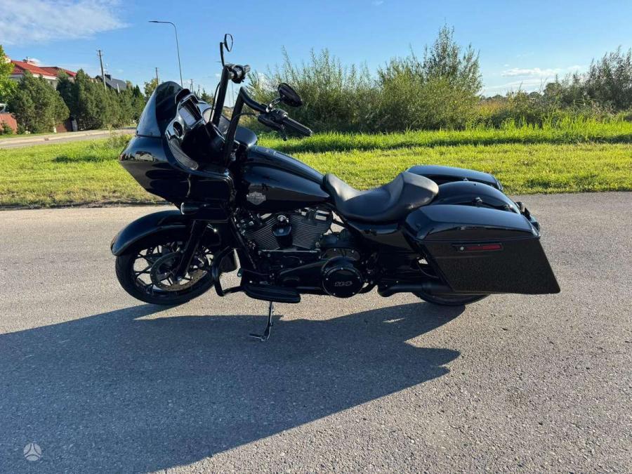 Black Harley-Davidson Road Glide 2023 in Kaunas, with an engine capacity of 1.87 L and mileage of 7 thousand km for 18000 €, photo 6 on AUTOMOTO.COM.LV