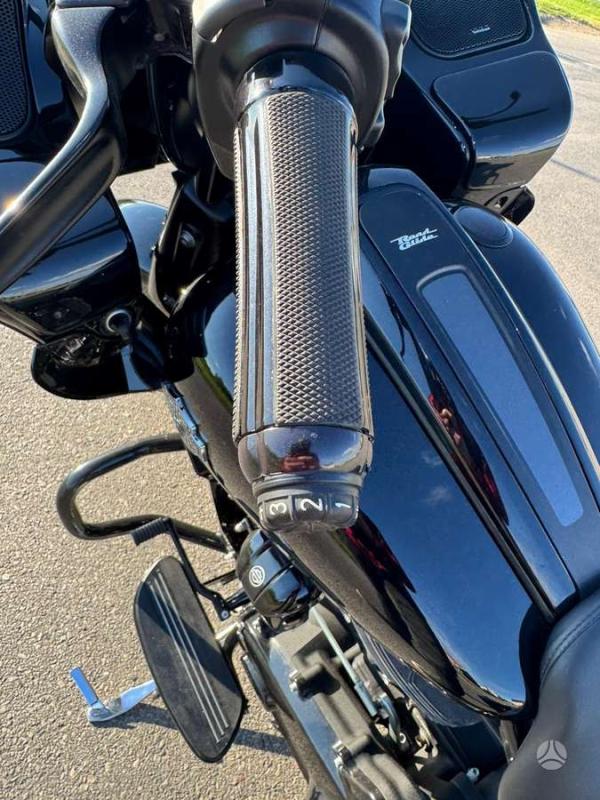 Black Harley-Davidson Road Glide 2023 in Kaunas, with an engine capacity of 1.87 L and mileage of 7 thousand km for 18000 €, photo 8 on AUTOMOTO.COM.LV