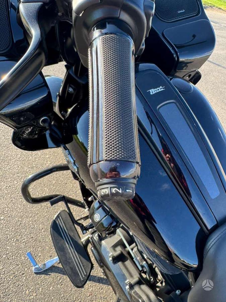 Black Harley-Davidson Road Glide 2023 in Kaunas, with an engine capacity of 1.87 L and mileage of 7 thousand km for 18000 €, photo 8 on AUTOMOTO.COM.LV