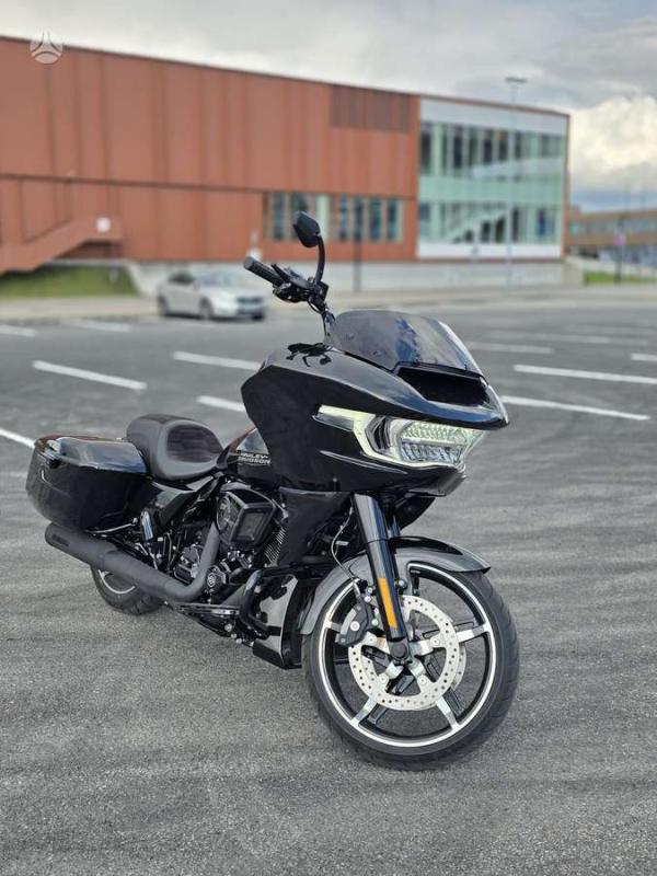 Black Harley-Davidson Road Glide 2024 in Klaipeda, with an engine capacity of 1.92 L and mileage of 9 thousand km for 25410 €, photo 1 on AUTOMOTO.COM.LV