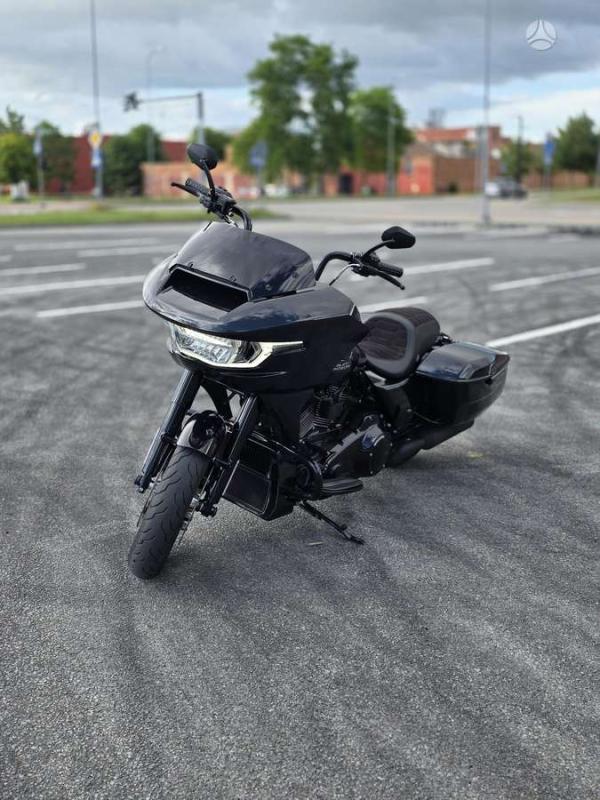 Black Harley-Davidson Road Glide 2024 in Klaipeda, with an engine capacity of 1.92 L and mileage of 9 thousand km for 25410 €, photo 2 on AUTOMOTO.COM.LV