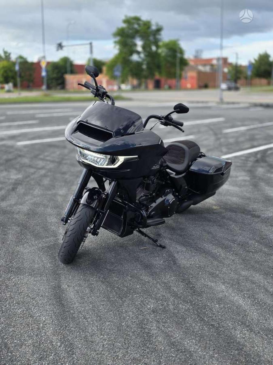 Black Harley-Davidson Road Glide 2024 in Klaipeda, with an engine capacity of 1.92 L and mileage of 9 thousand km for 25410 €, photo 3 on AUTOMOTO.COM.LV