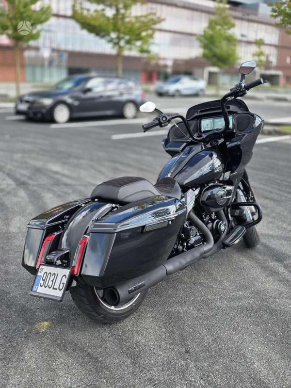 Black Harley-Davidson Road Glide 2024 in Klaipeda, with an engine capacity of 1.92 L and mileage of 9 thousand km for 25410 €, photo 3 on AUTOMOTO.COM.LV