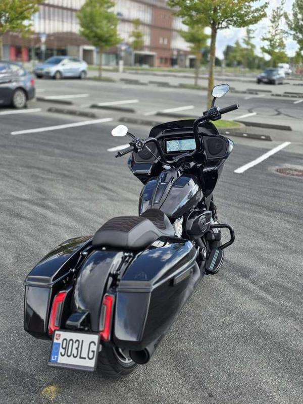 Black Harley-Davidson Road Glide 2024 in Klaipeda, with an engine capacity of 1.92 L and mileage of 9 thousand km for 25410 €, photo 4 on AUTOMOTO.COM.LV