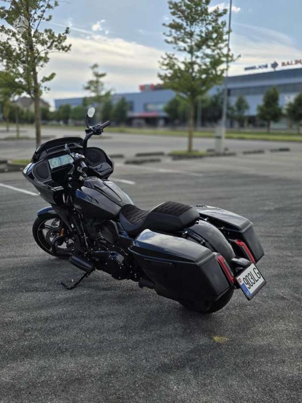 Black Harley-Davidson Road Glide 2024 in Klaipeda, with an engine capacity of 1.92 L and mileage of 9 thousand km for 25410 €, photo 6 on AUTOMOTO.COM.LV