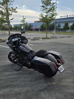 Black Harley-Davidson Road Glide 2024 in Klaipeda, with an engine capacity of 1.92 L and mileage of 9 thousand km for 25410 €, photo 7 on AUTOMOTO.COM.LV