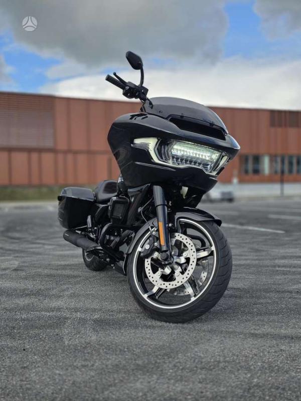 Black Harley-Davidson Road Glide 2024 in Klaipeda, with an engine capacity of 1.92 L and mileage of 9 thousand km for 25410 €, photo 8 on AUTOMOTO.COM.LV