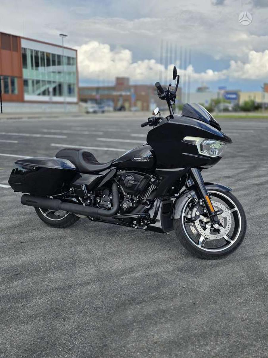 Black Harley-Davidson Road Glide 2024 in Klaipeda, with an engine capacity of 1.92 L and mileage of 9 thousand km for 25410 €, photo 10 on AUTOMOTO.COM.LV
